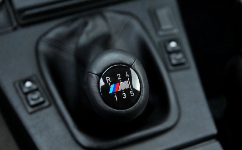 The Weird Dogleg Gearbox: A Gearbox for Serious Race Cars